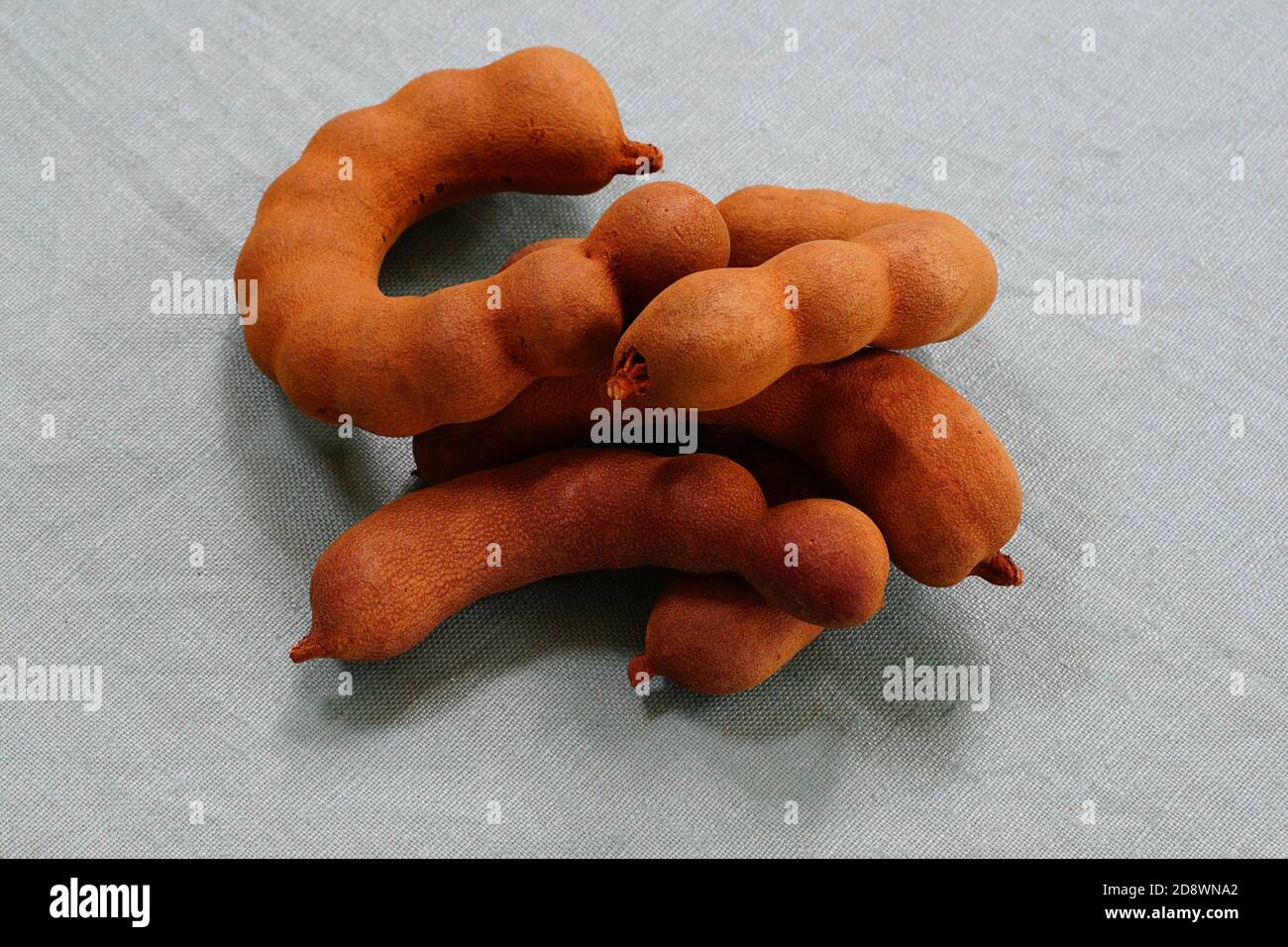 Pile of fresh tamarind fruit pods Stock Photo - Alamy