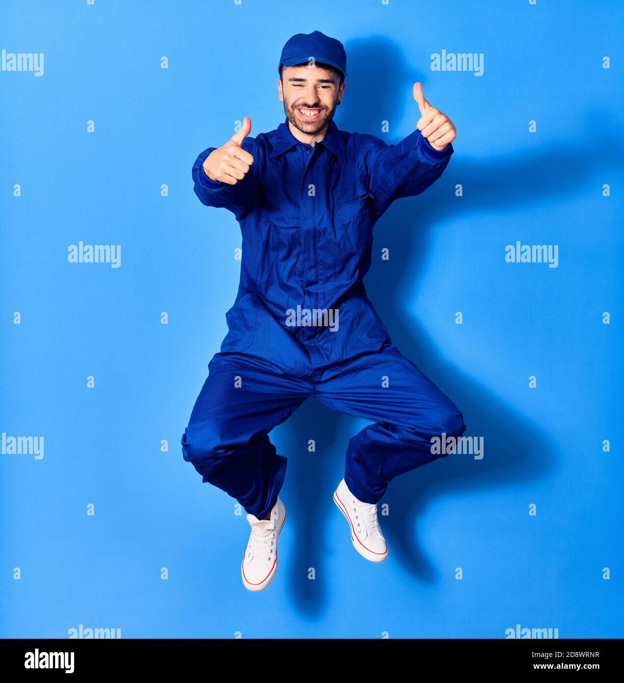 Thums up smiling hi-res stock photography and images - Alamy