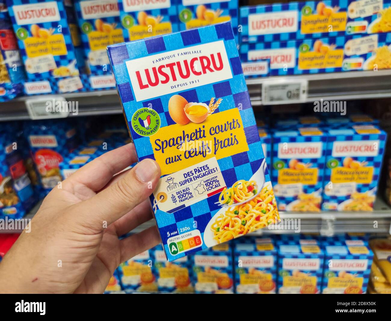 Pasta spaghetti supermarket shelf hi-res stock photography and images ...