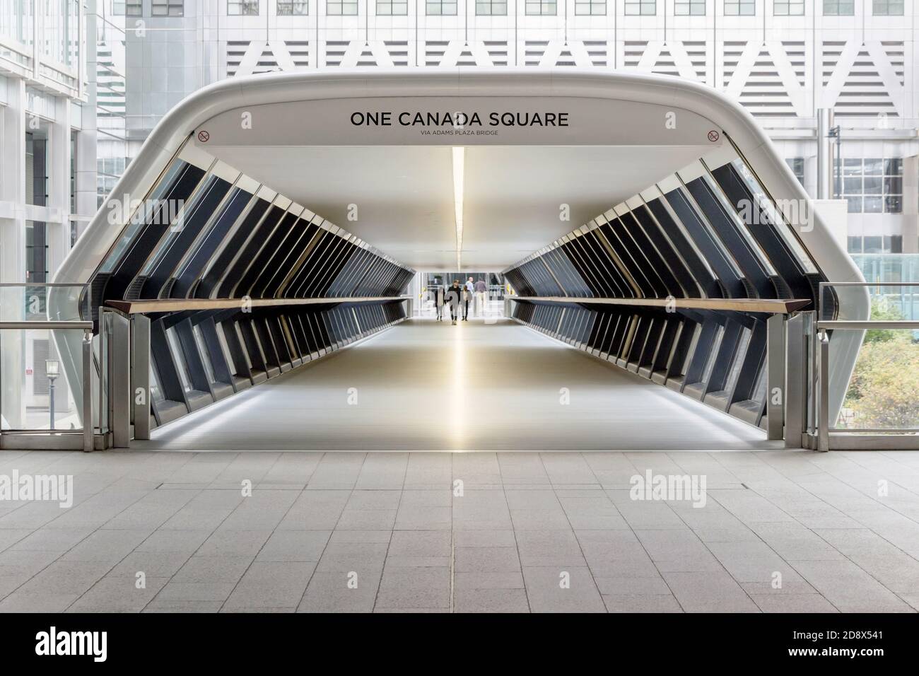 modern architecture of one canada square bridge in Canary Wharf Stock ...