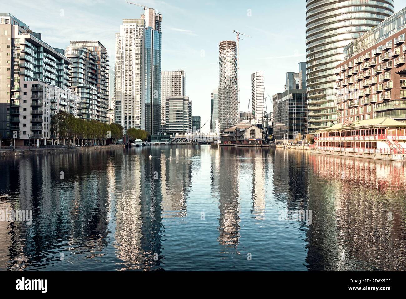 Cityscape of modern buildings at Millwall inner dock in Canary Wharf ...