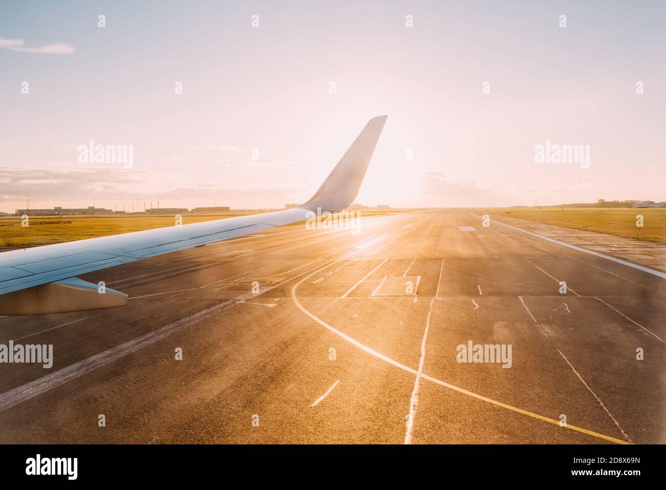 Airplane landing wing view hi-res stock photography and images - Alamy