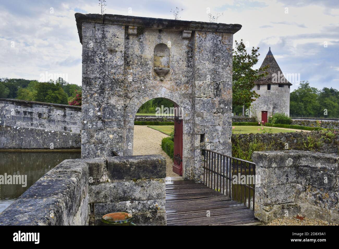 Stone block, arch entrance to the Chateau de la Brede castle and ...