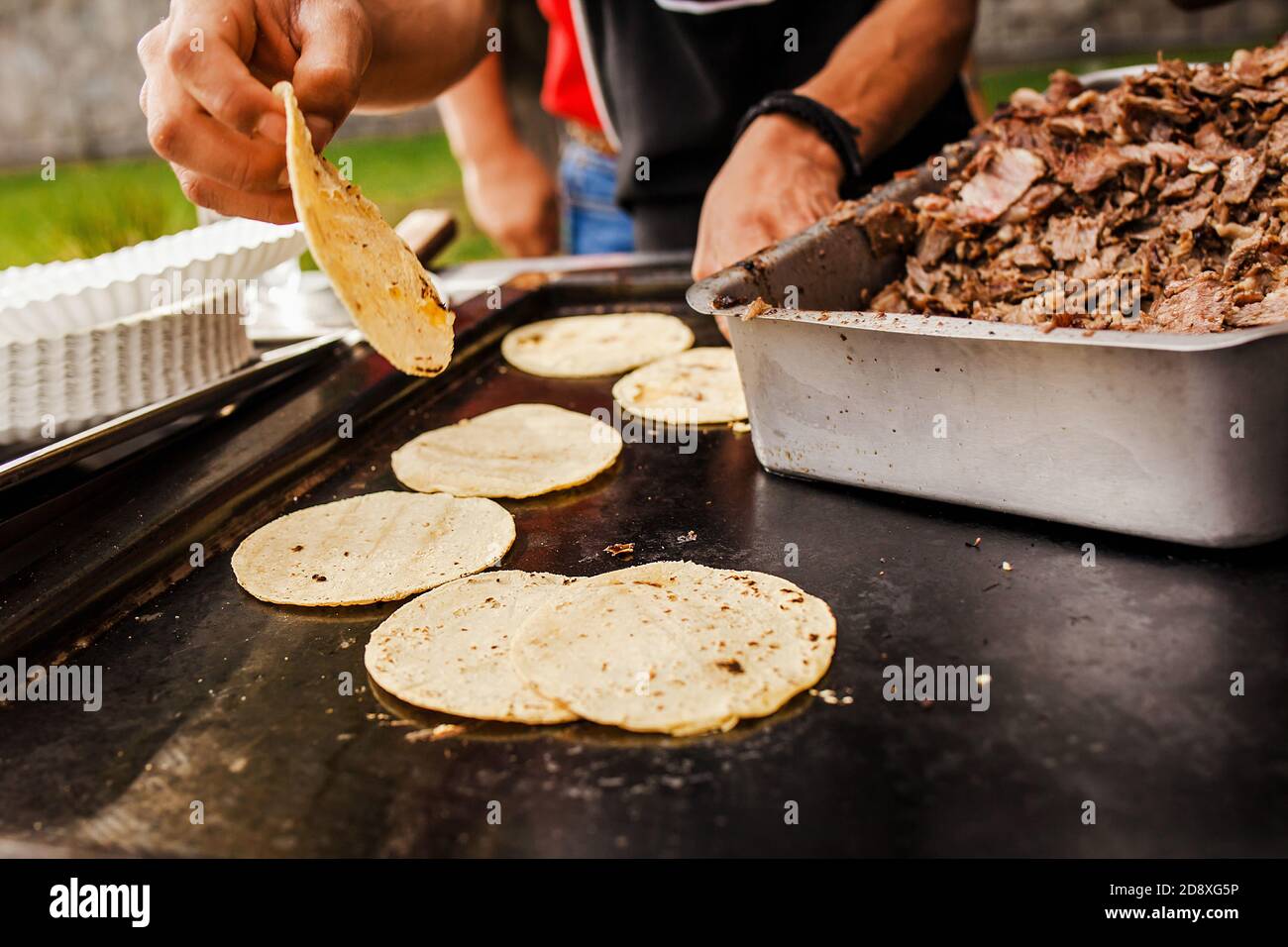 Mexican man making Tacos al Pastor in Mexico city Stock Photo - Alamy