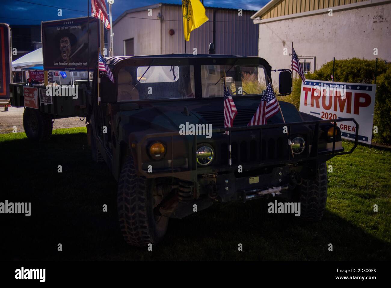 Jeep vehicle proudly displays Trump signs including Second Amendment ...