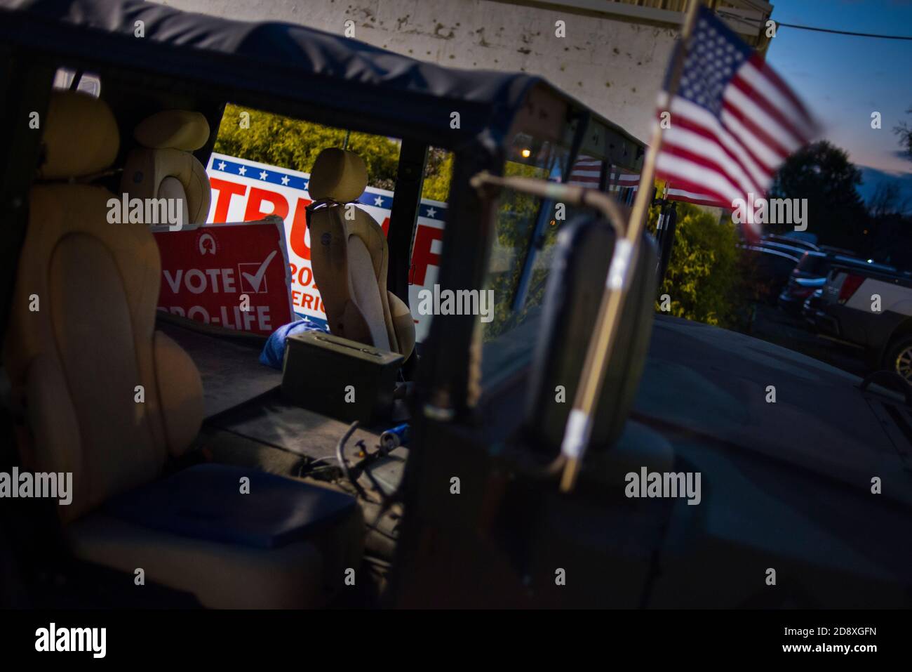 Jeep vehicle proudly displays Trump signs including Second Amendment ...