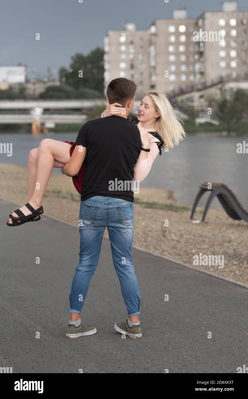 Hug lift couple hi-res stock photography and images - Alamy