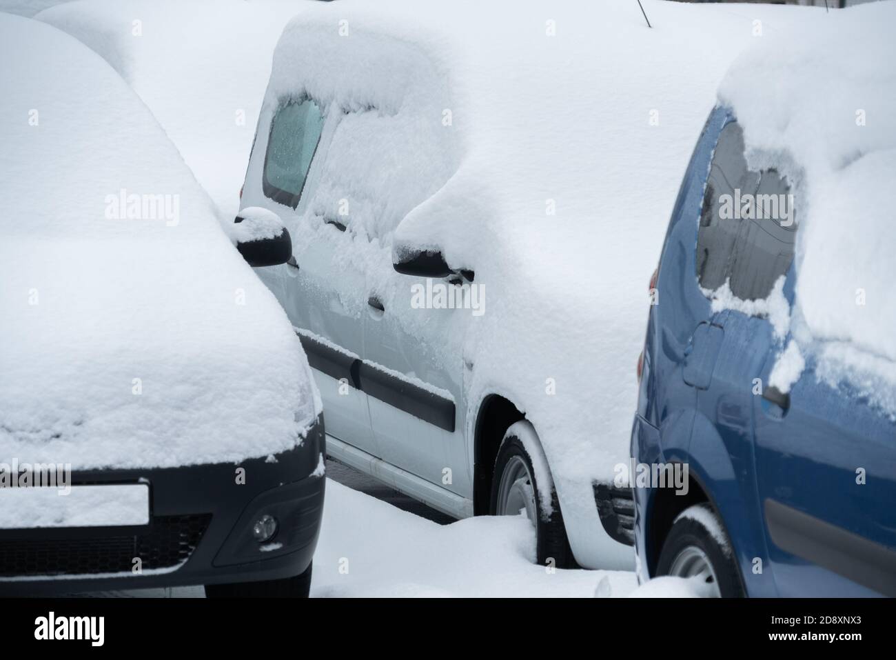 Snow car parking hi-res stock photography and images - Alamy