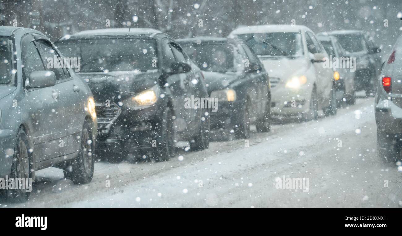 Traffic in snowy city winter hi-res stock photography and images - Alamy