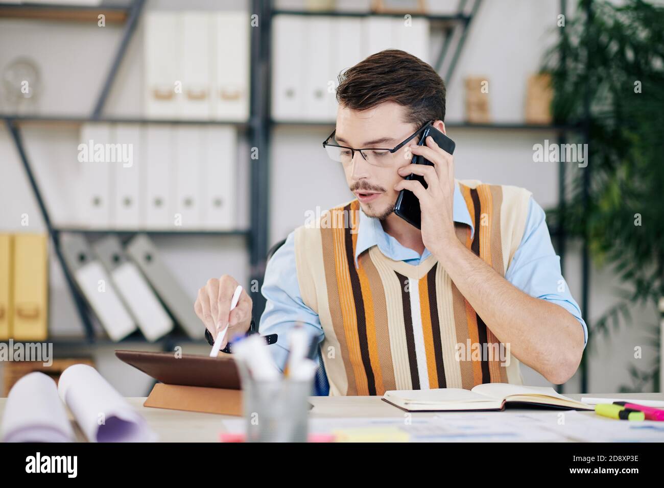 Engineer calling on smartphone hi-res stock photography and images - Alamy