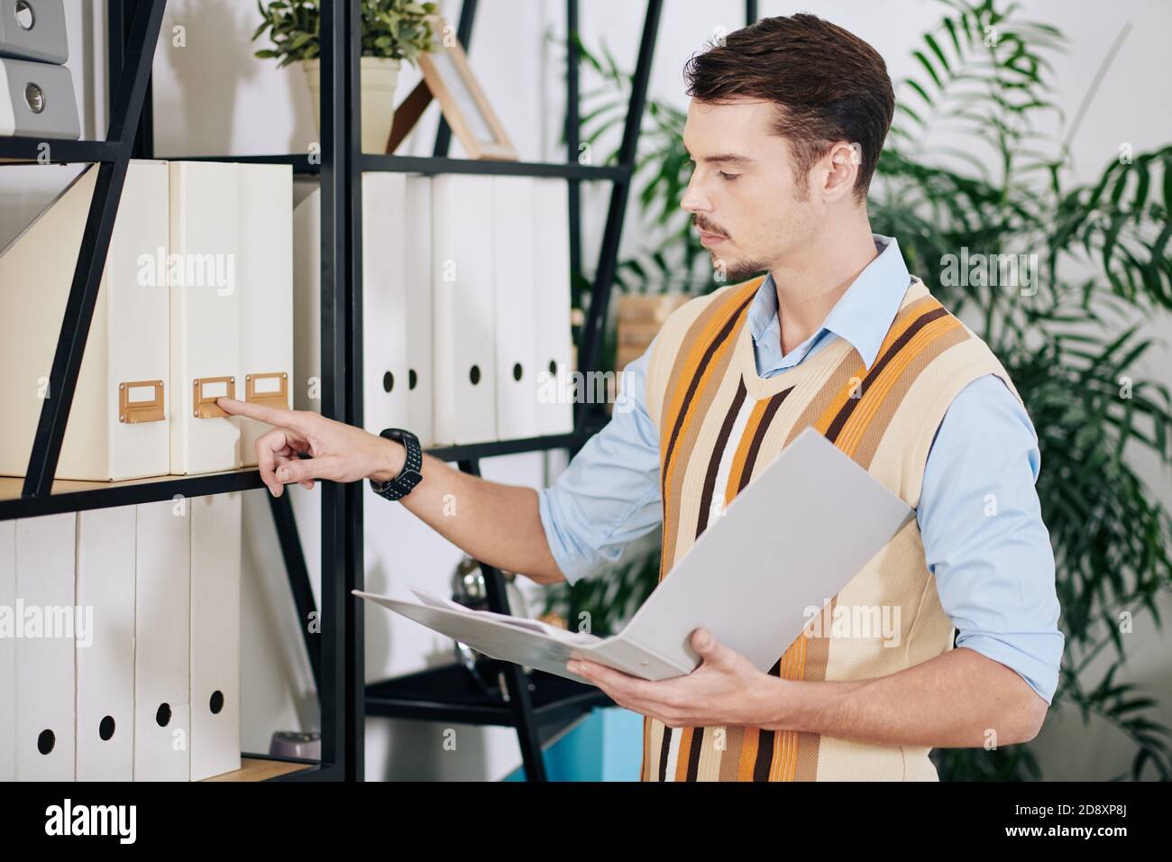 Man searching document hi-res stock photography and images - Alamy