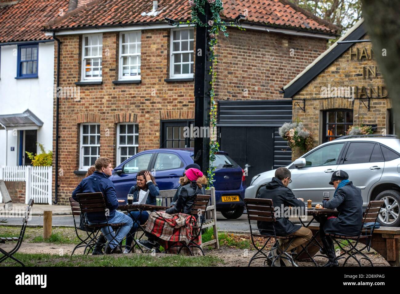 Hand in hand pub hi-res stock photography and images - Alamy