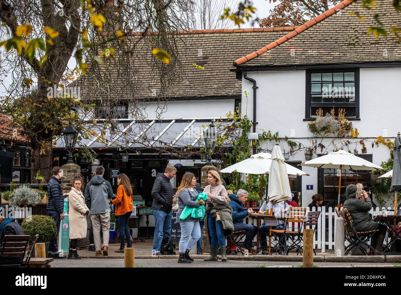 Hand in hand wimbledon pub hi-res stock photography and images - Alamy