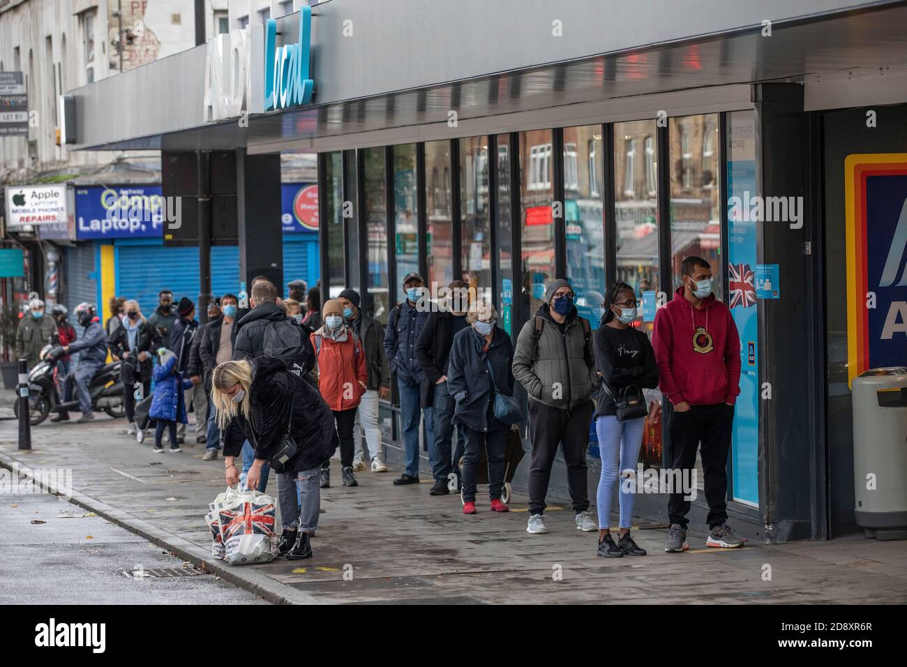 Aldi uk queue hi-res stock photography and images - Alamy
