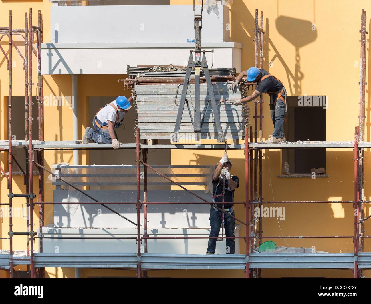 Workers building site scaffold hat hi-res stock photography and images ...