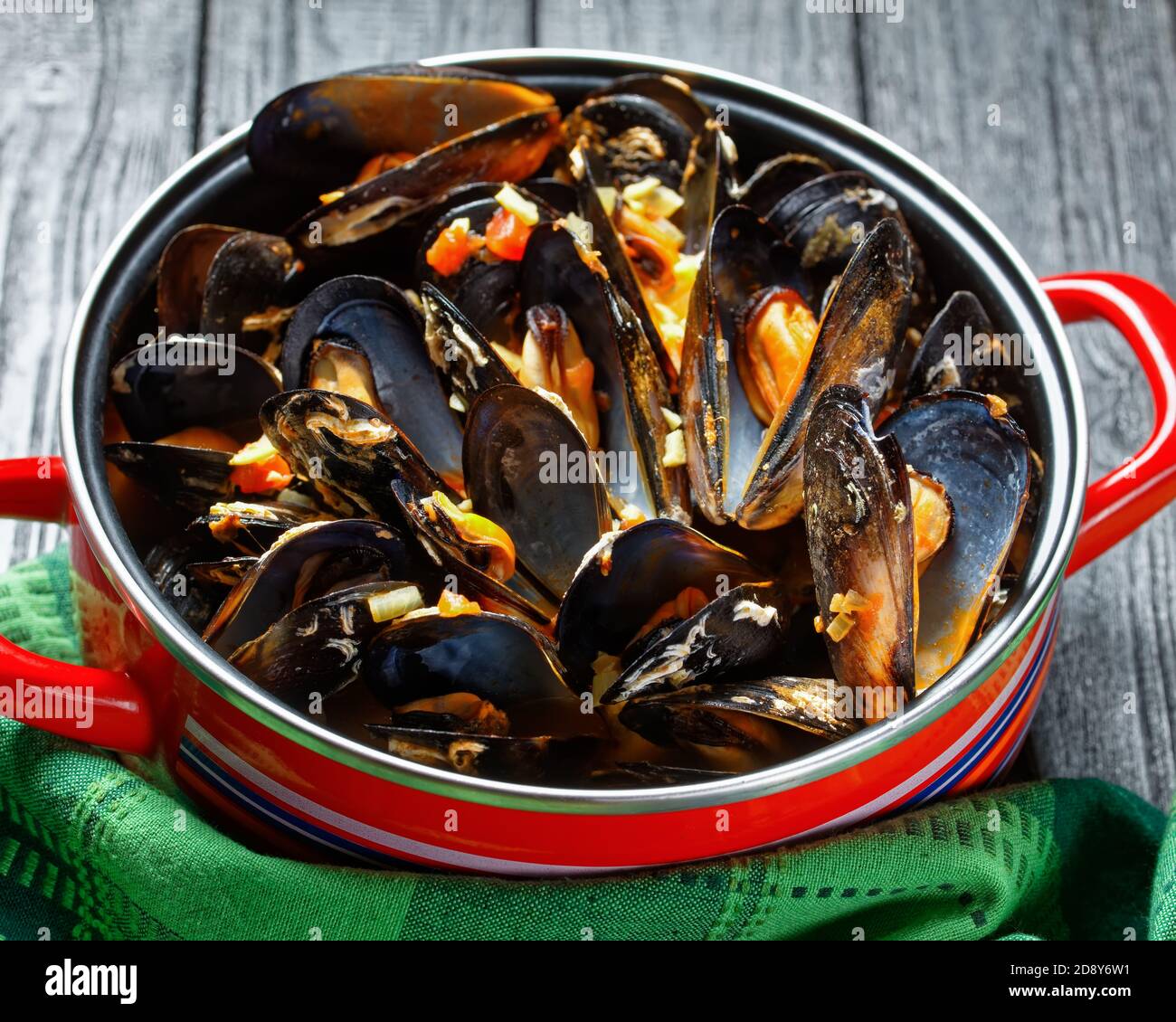 steamed mussels with white wine, chopped tomatoes and garlic sauce ...