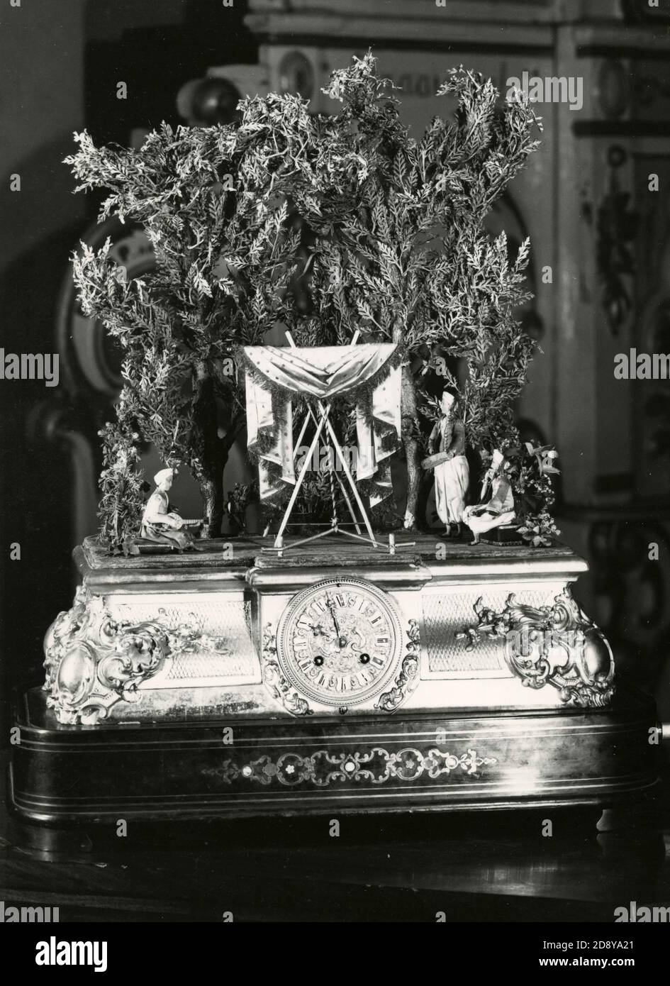 Clock with moving figures hi-res stock photography and images - Alamy