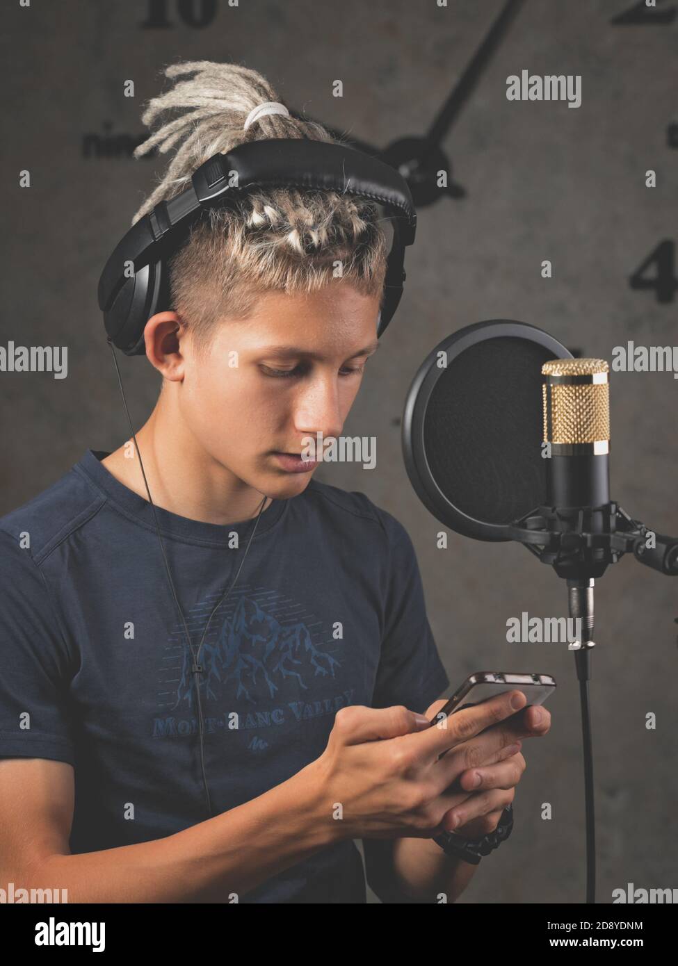 Singer with dreadlocks hi-res stock photography and images - Alamy