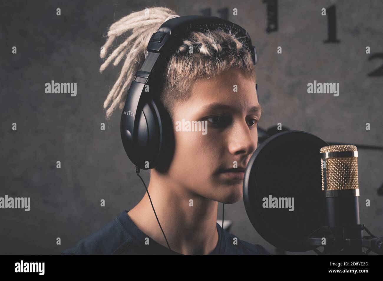 Singer with dreadlocks hi-res stock photography and images - Alamy