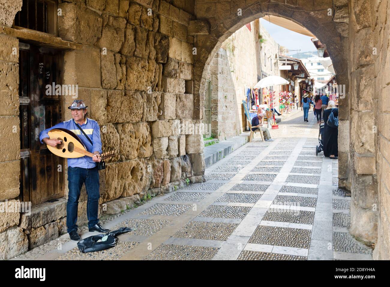 Arabian man playing oud hi-res stock photography and images - Alamy
