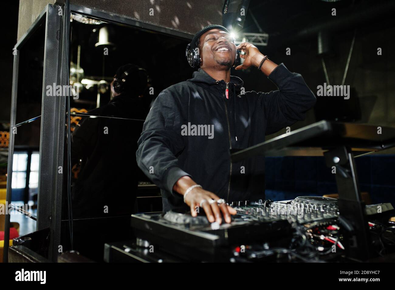 Black dj mixing decks hi-res stock photography and images - Alamy