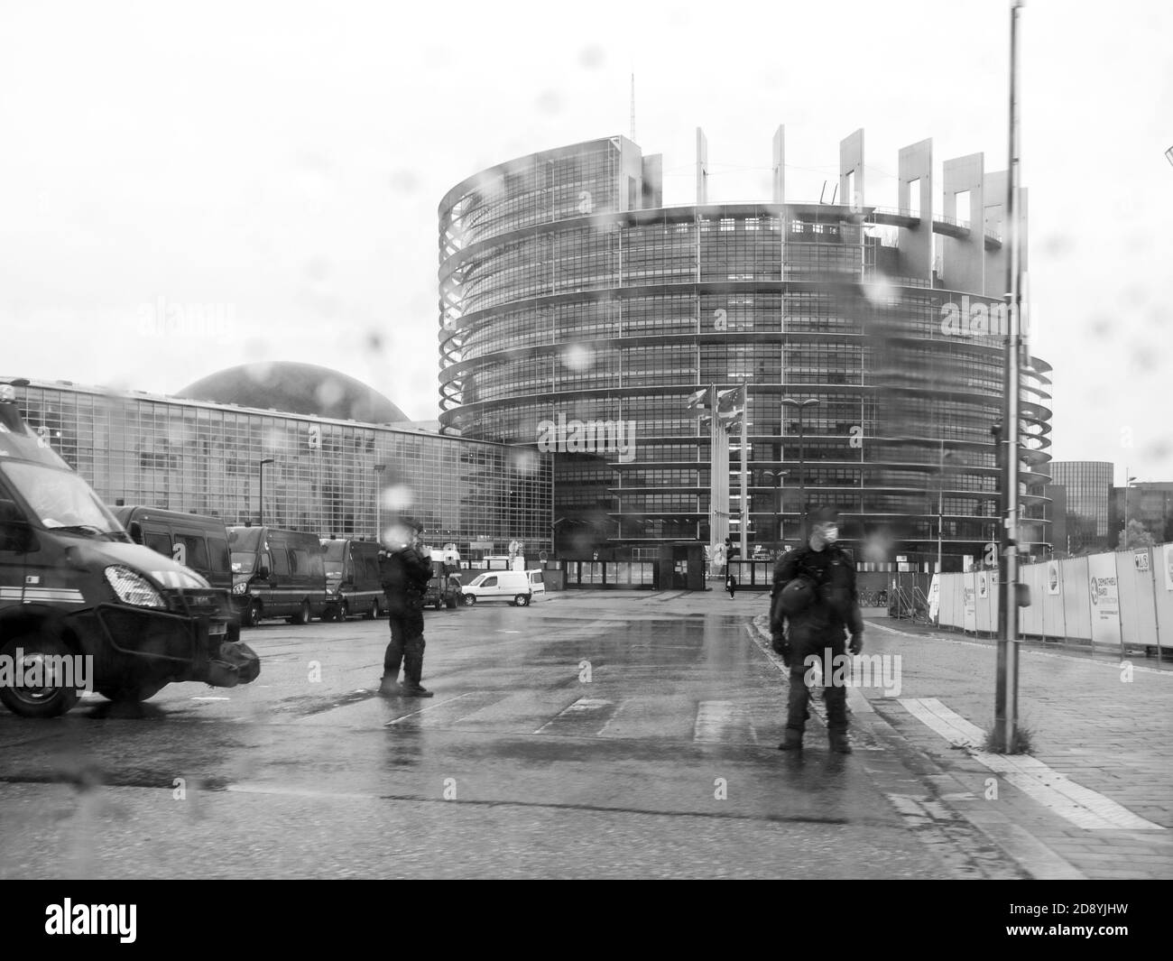 Police wearing masks covid Black and White Stock Photos & Images - Alamy