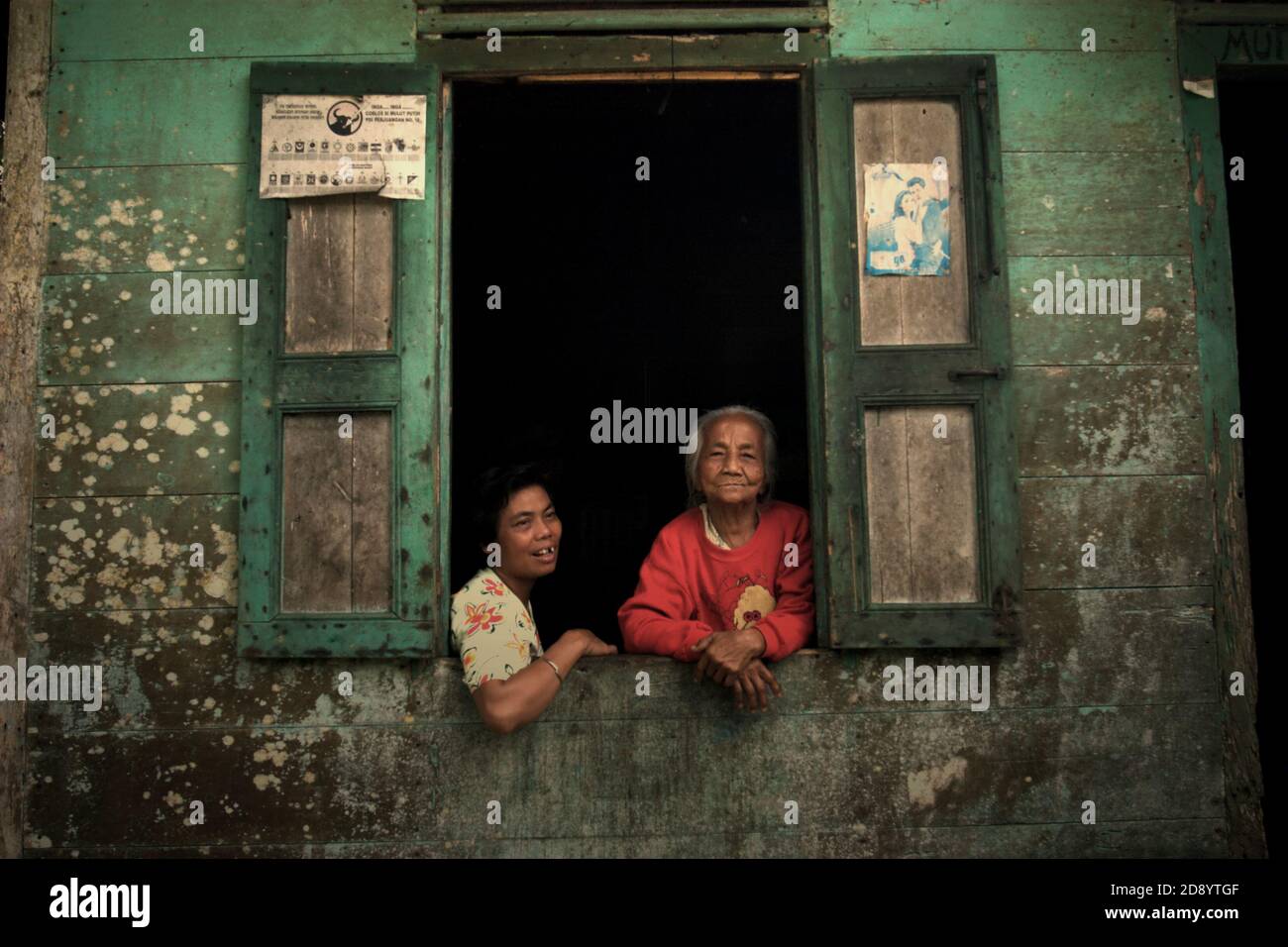 Environmental portrait of women villagers of Nauli village in Sitahuis ...