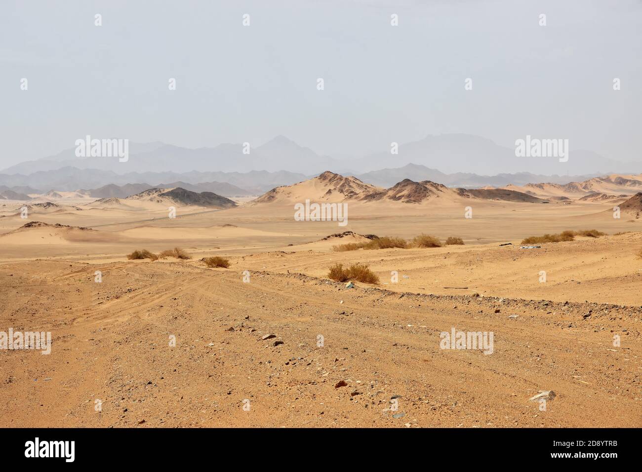 Red sand dunes riyadh hi-res stock photography and images - Alamy