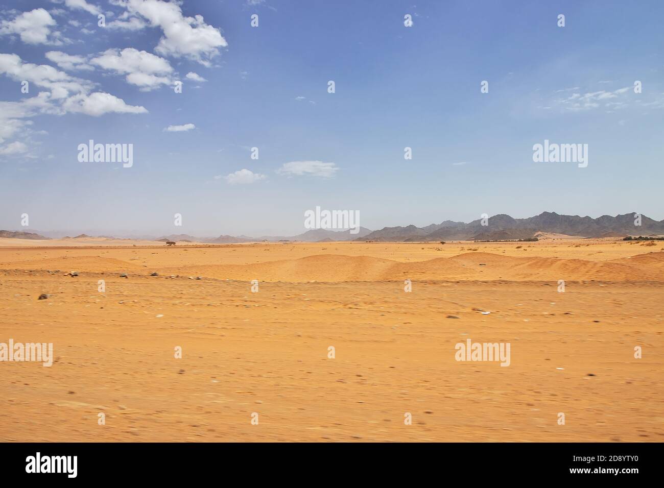 Red sand dunes riyadh hi-res stock photography and images - Alamy