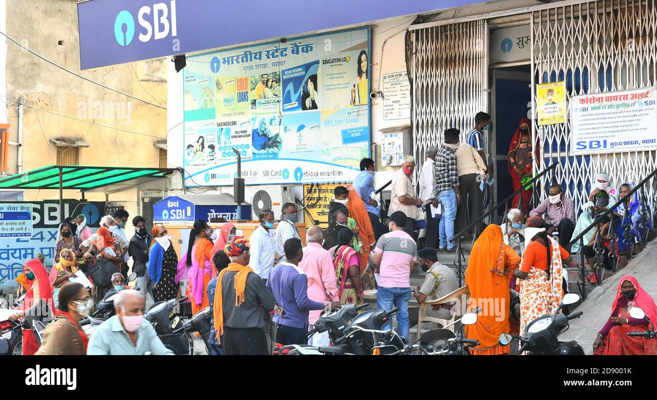 Bank queue india hi-res stock photography and images - Alamy