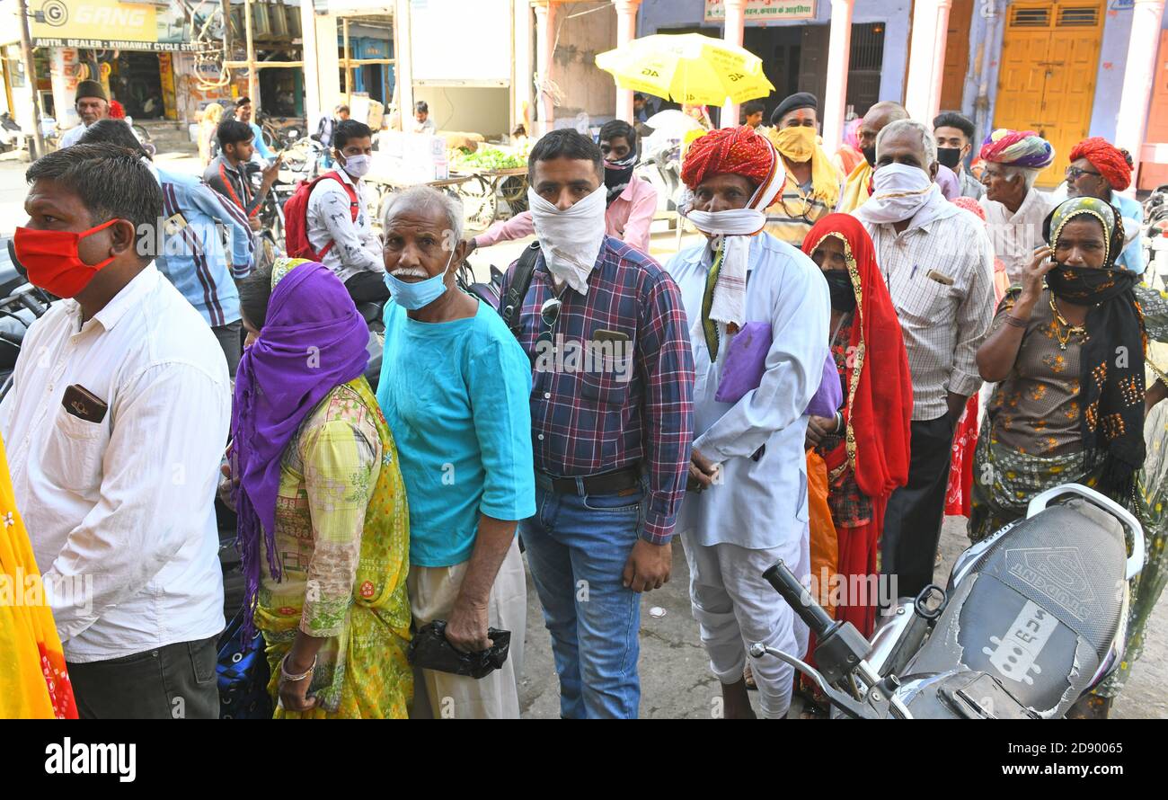 Indian bank queue hi-res stock photography and images - Alamy