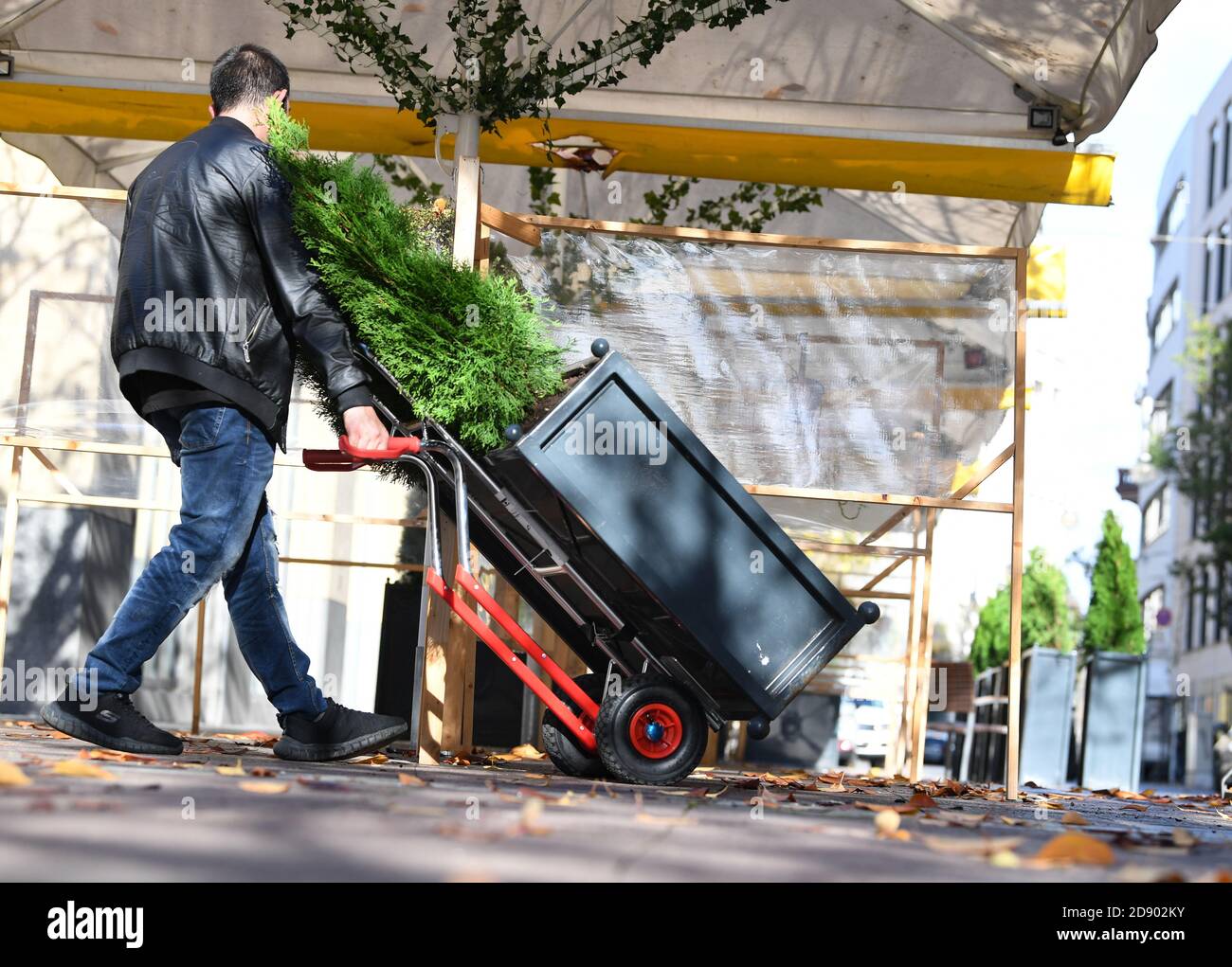 02 November 2020, Hessen, Frankfurt/Main: The outdoor gastronomy of the ...