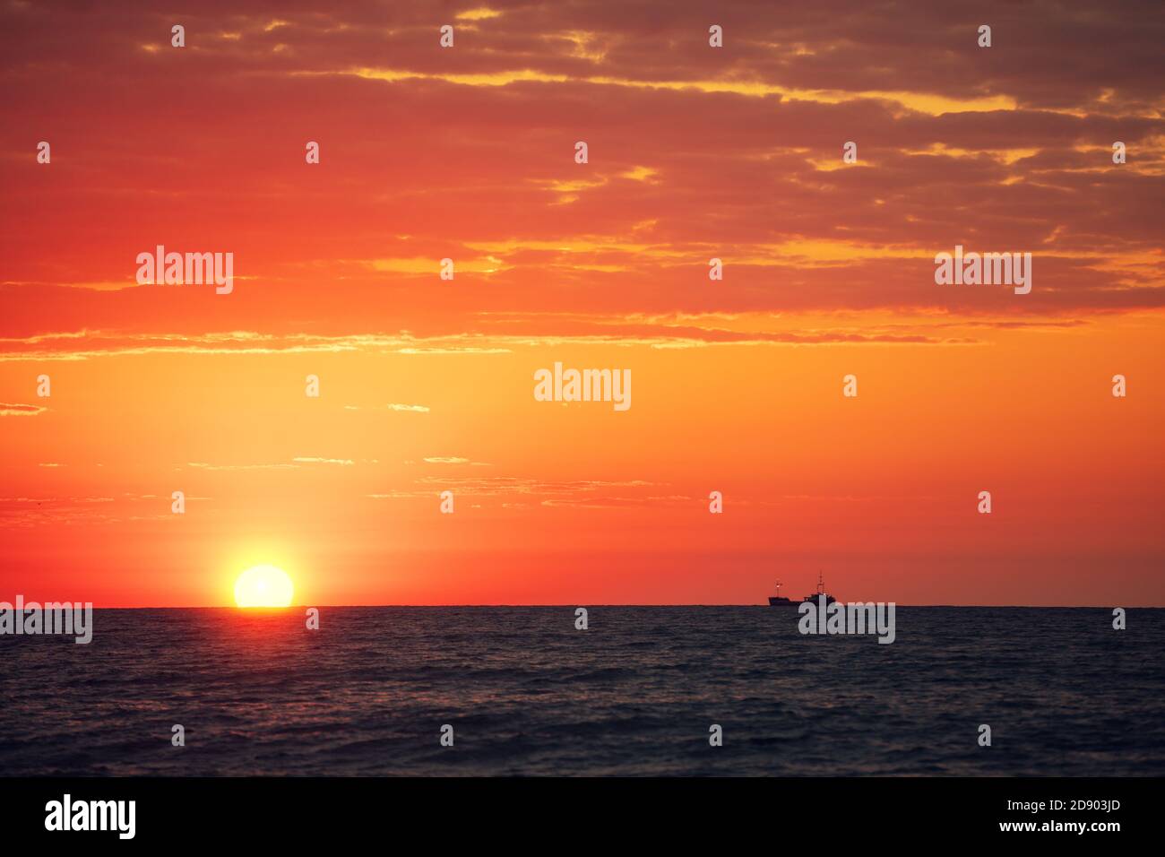 Red sunrise over sea hi-res stock photography and images - Alamy