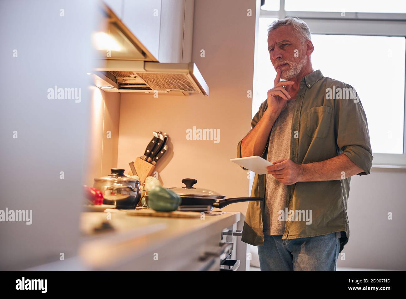 Elderly meal delivery hi-res stock photography and images - Alamy