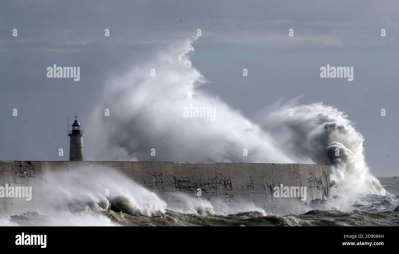 Large waves crash over harbour wall hi-res stock photography and images ...