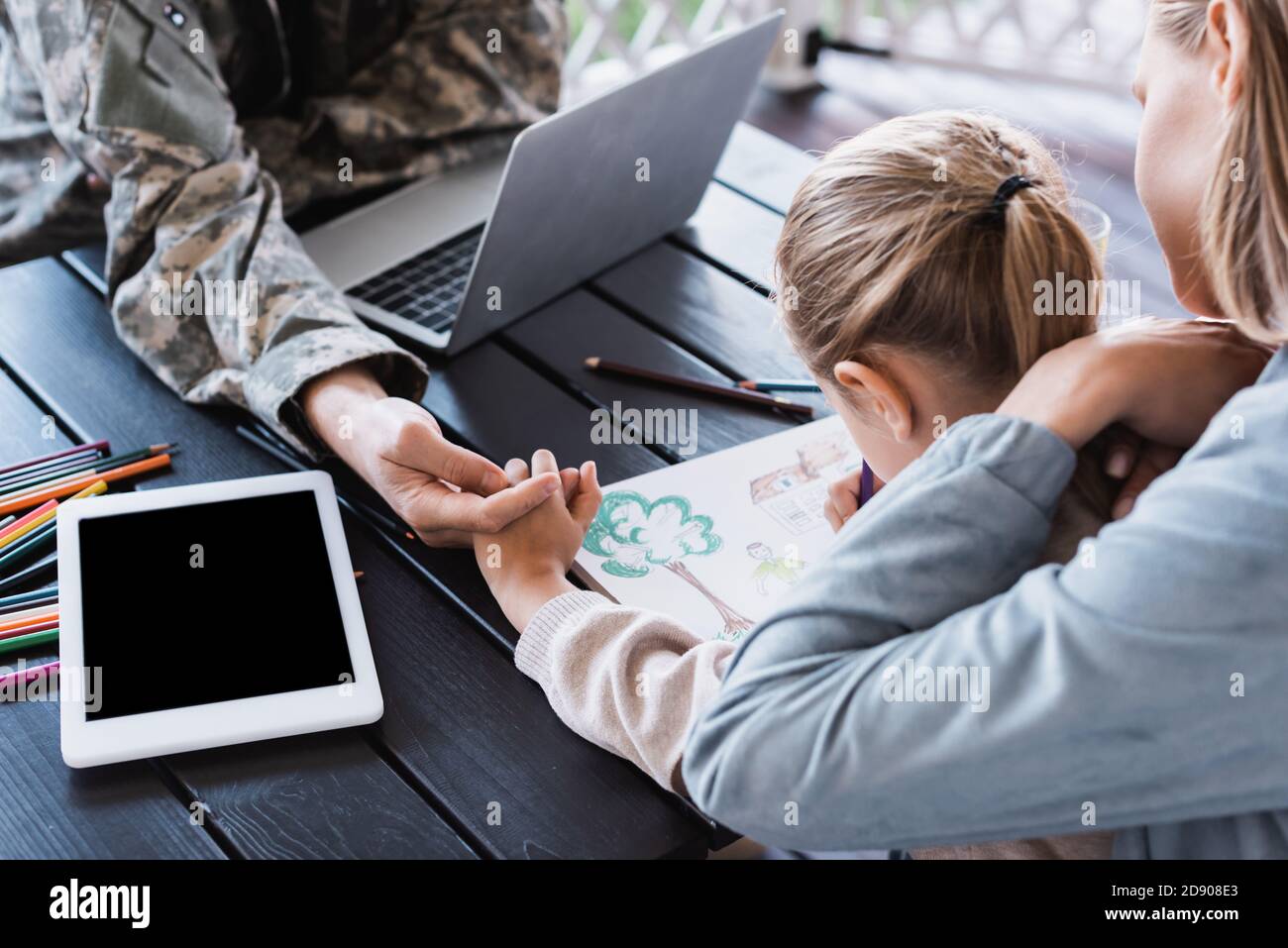 Family picture holding hands hi-res stock photography and images - Alamy