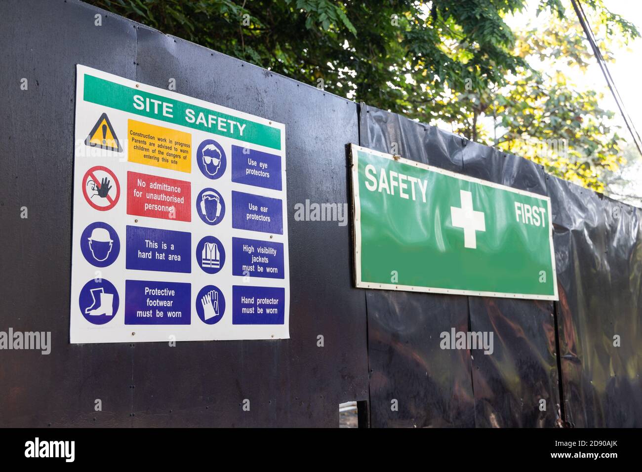Construction site safety signage at site entrance Stock Photo - Alamy