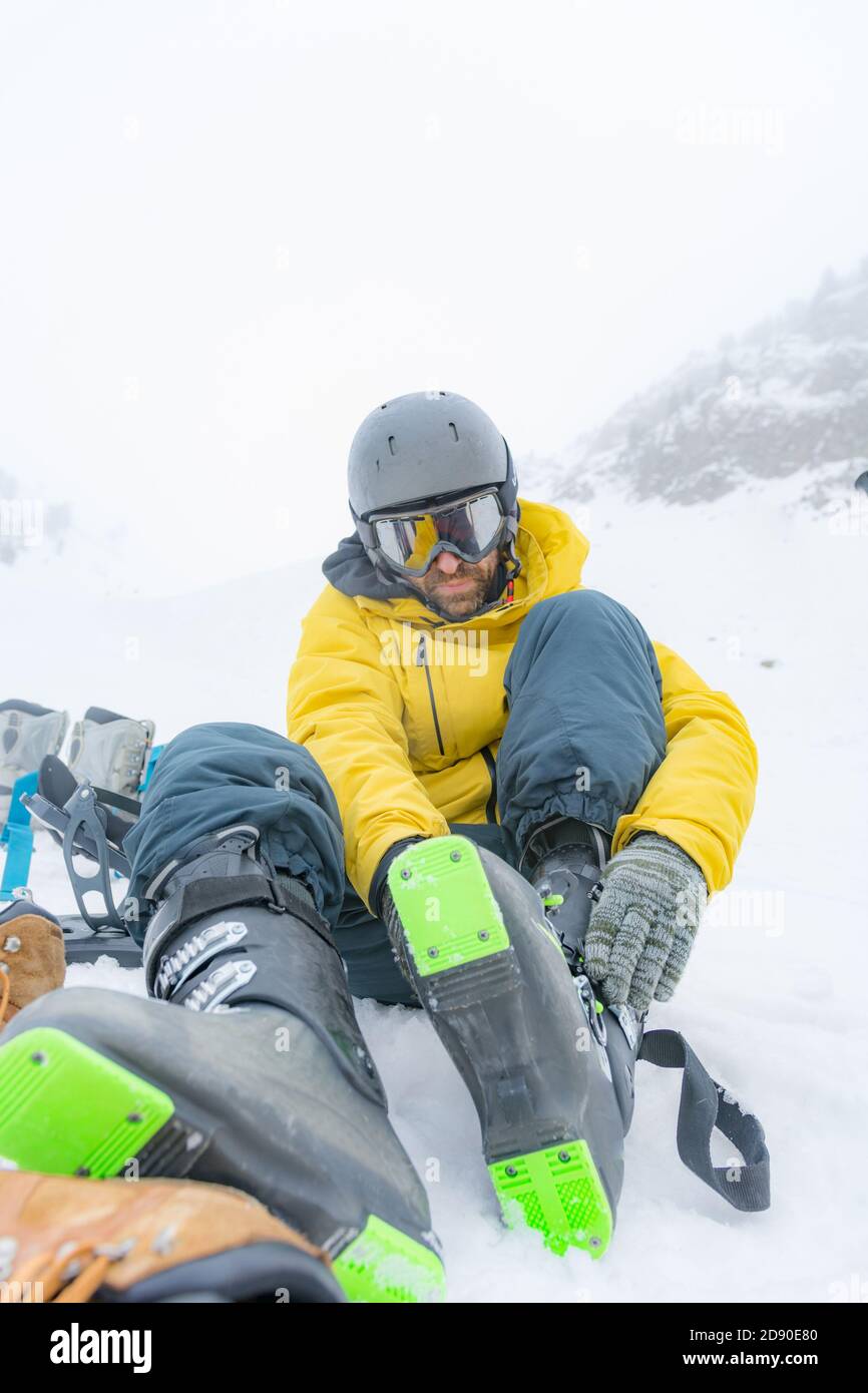Free rider enjoying the snow and his snowboard on a ski slope Stock ...
