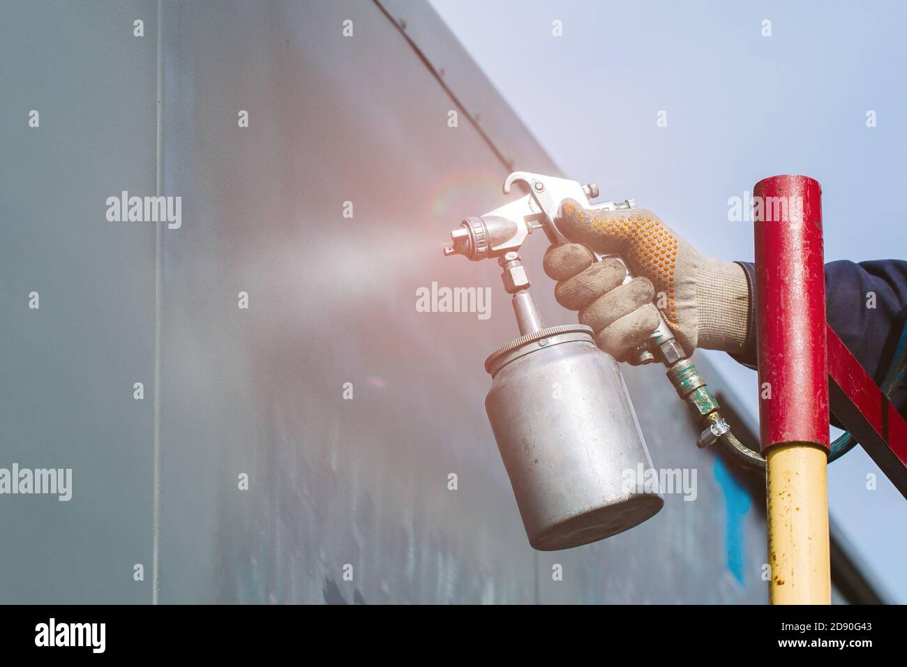 Mechanic spray paint hi-res stock photography and images - Alamy