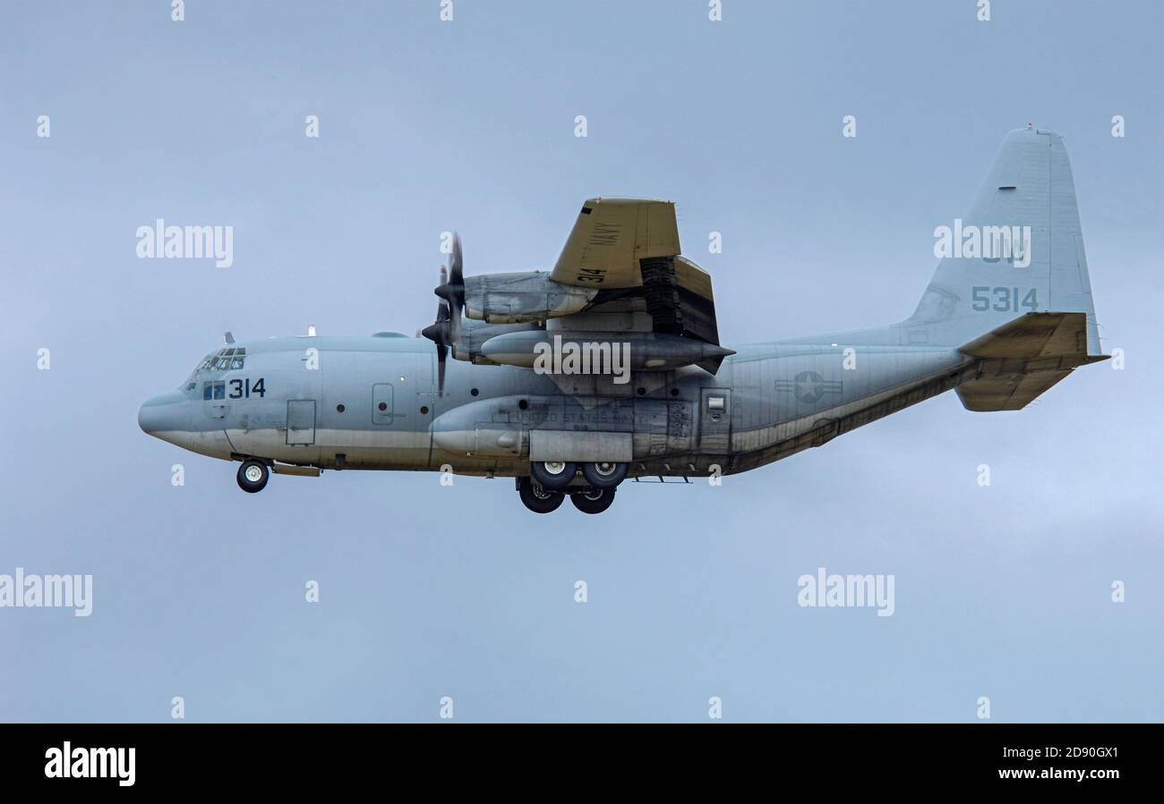 Aerial refueling tanker and tactical airlifter hi-res stock photography ...