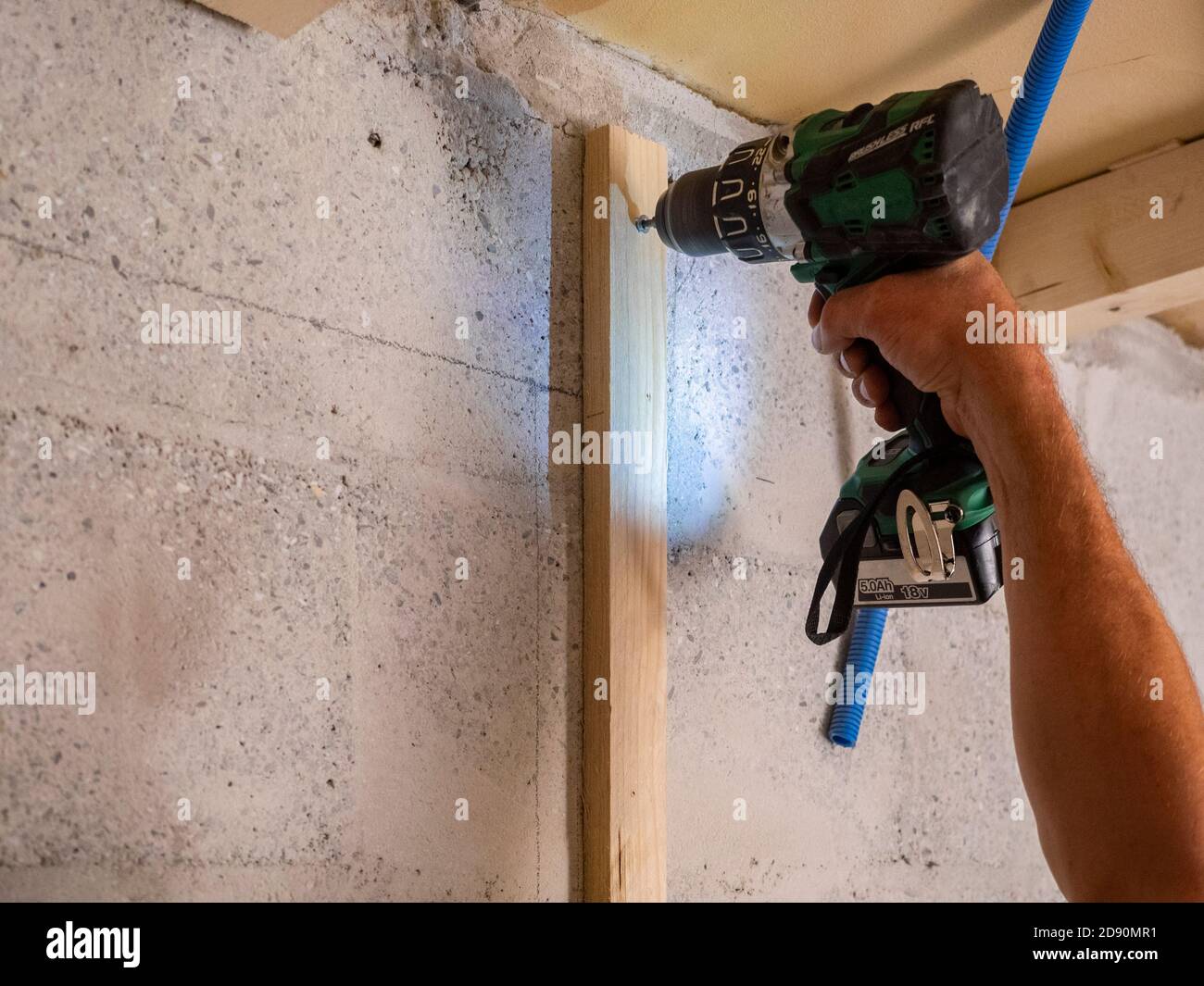 Worker screws hi-res stock photography and images - Alamy