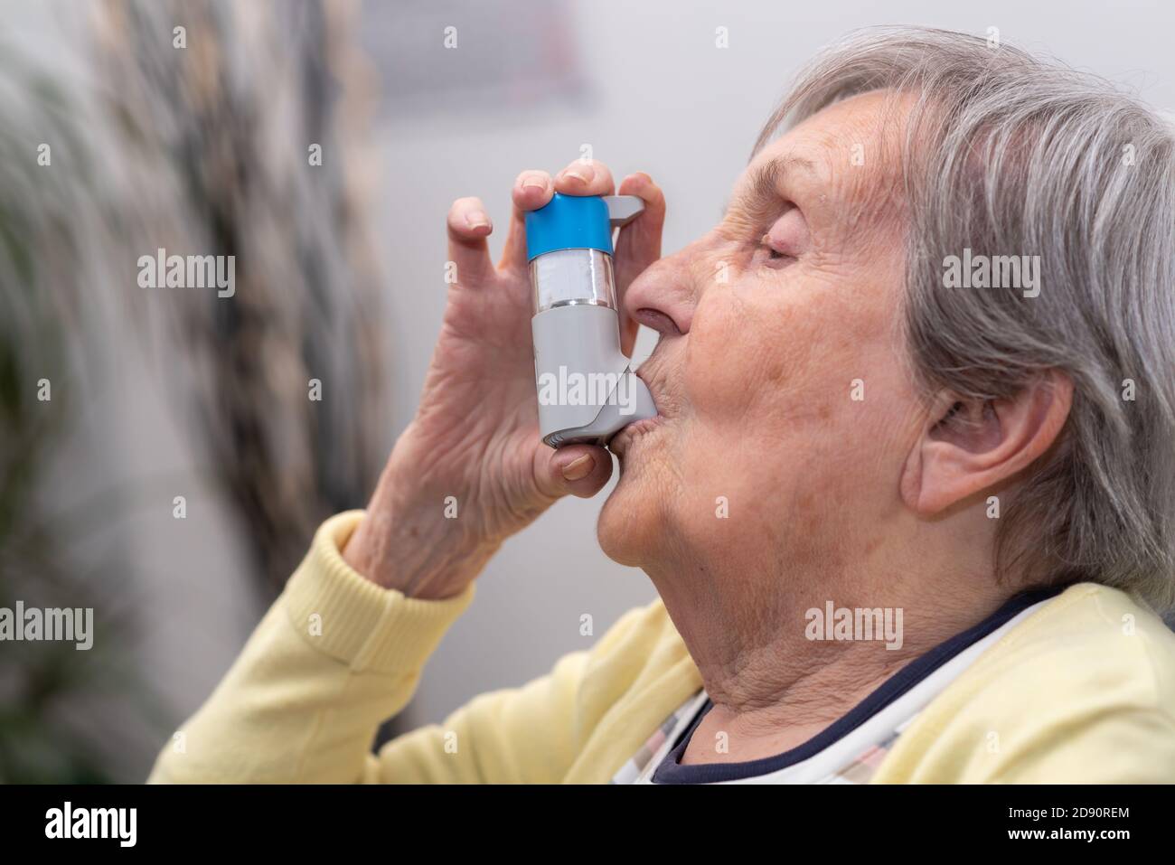 Elderly woman using an asthma inhaler Stock Photo - Alamy
