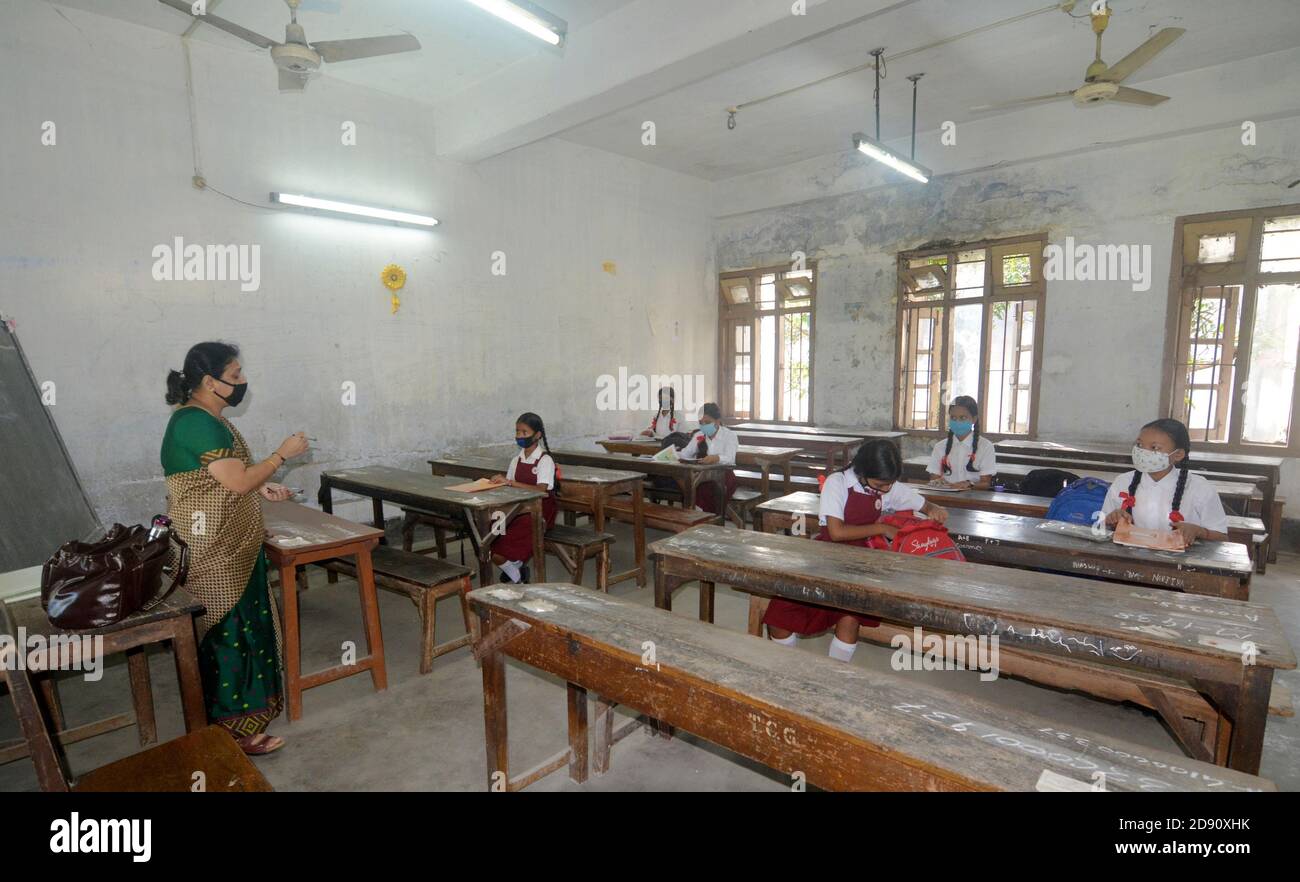 (201102) -- GUWAHATI, Nov. 2, 2020 (Xinhua) -- A teacher gives a ...