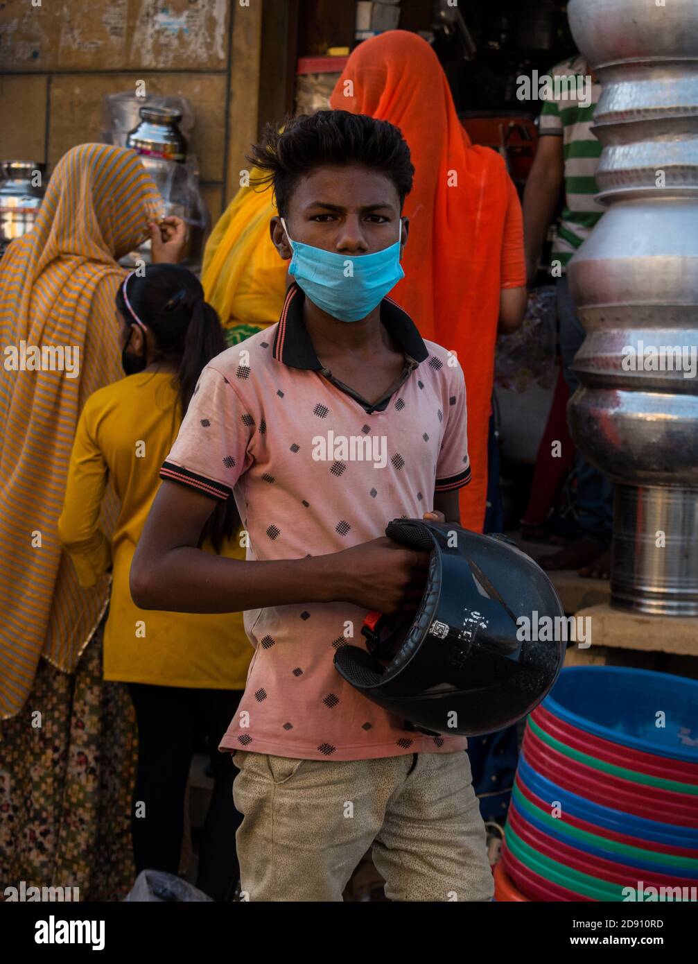 Not wearing mask hi-res stock photography and images - Alamy