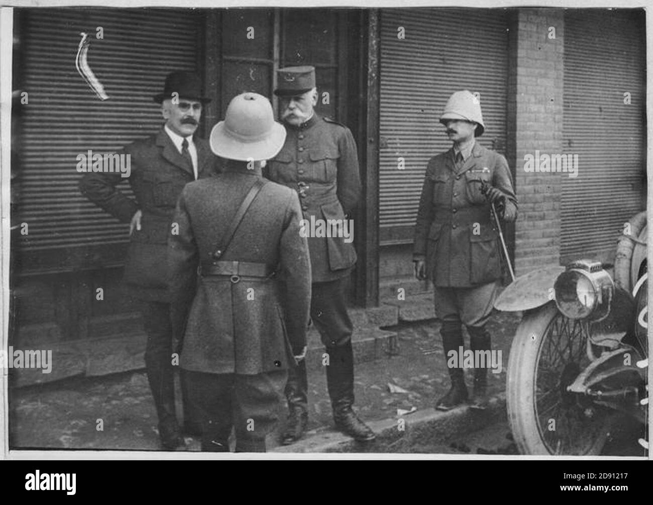 Justin Godart Sarrail et ledecin inspecteur Ruotte devant ambulance ...
