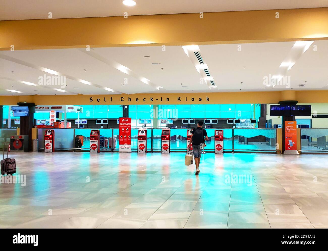 Airport terminal hall, self-service ticket machines Stock Photo - Alamy