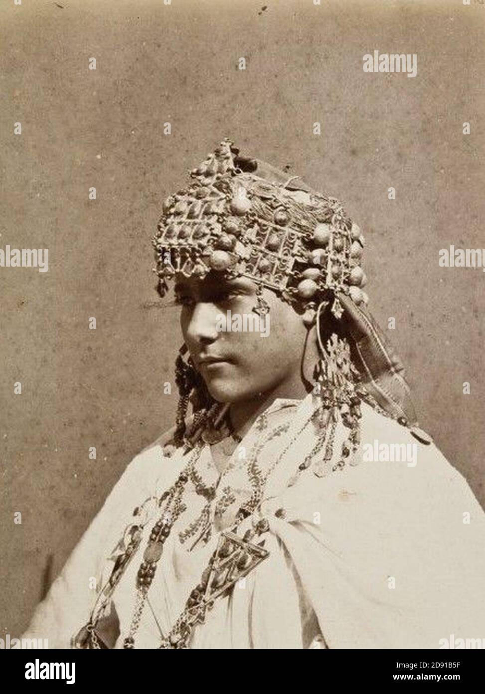 Kabyle woman hi-res stock photography and images - Alamy