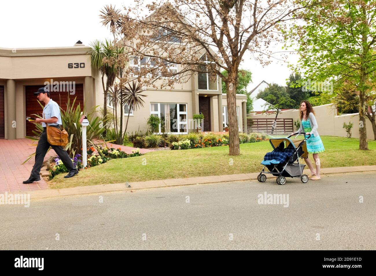Man delivering baby hi-res stock photography and images - Alamy