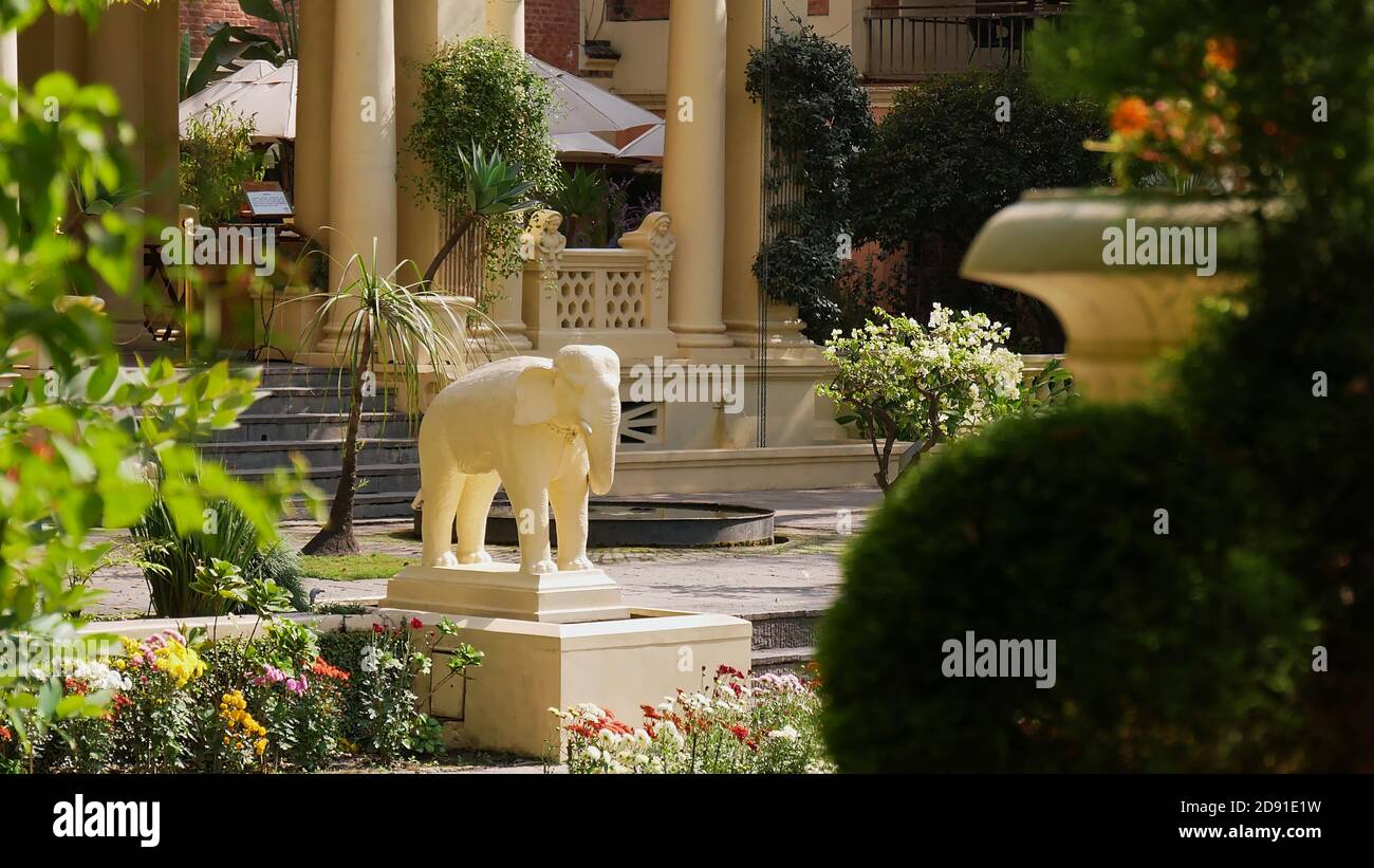 Elephant garden sculpture hi-res stock photography and images - Alamy