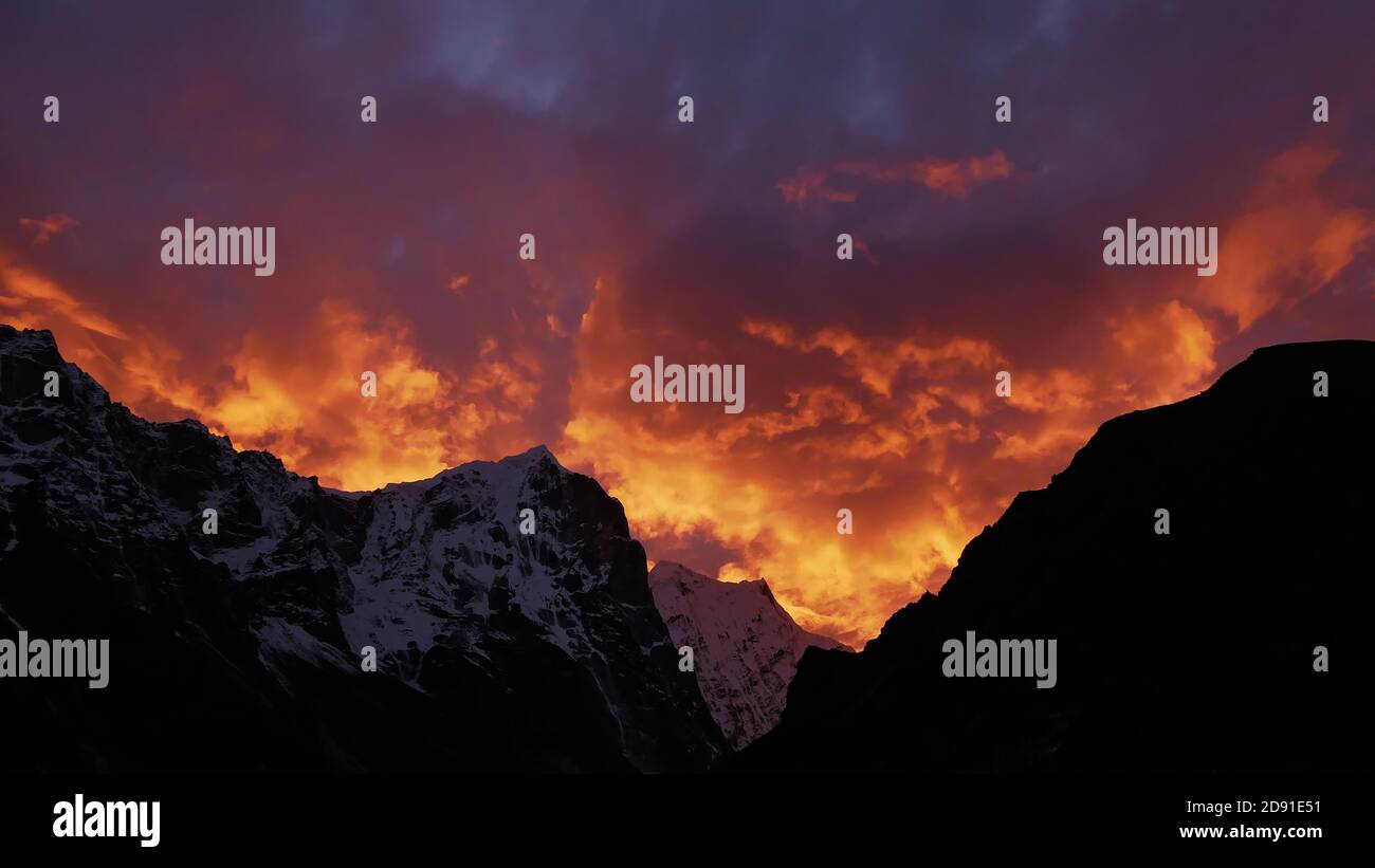 Snow capped mountains himalayas hi-res stock photography and images - Alamy